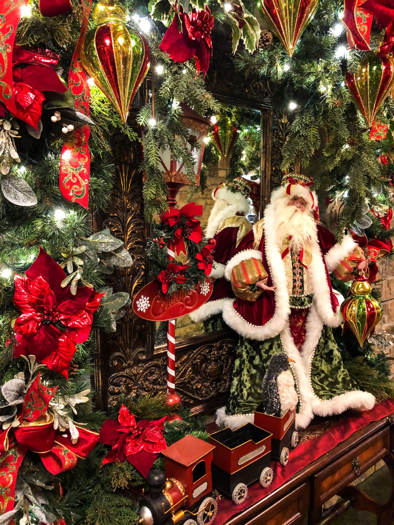7 Cheery Reasons To Stay At The Inn at Christmas Place In Pigeon Forge
